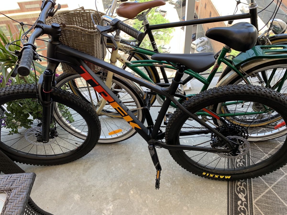 2020 Roscoe 8 Matte Black/Red Trek Roscoe 8 Bike - Medium/Large