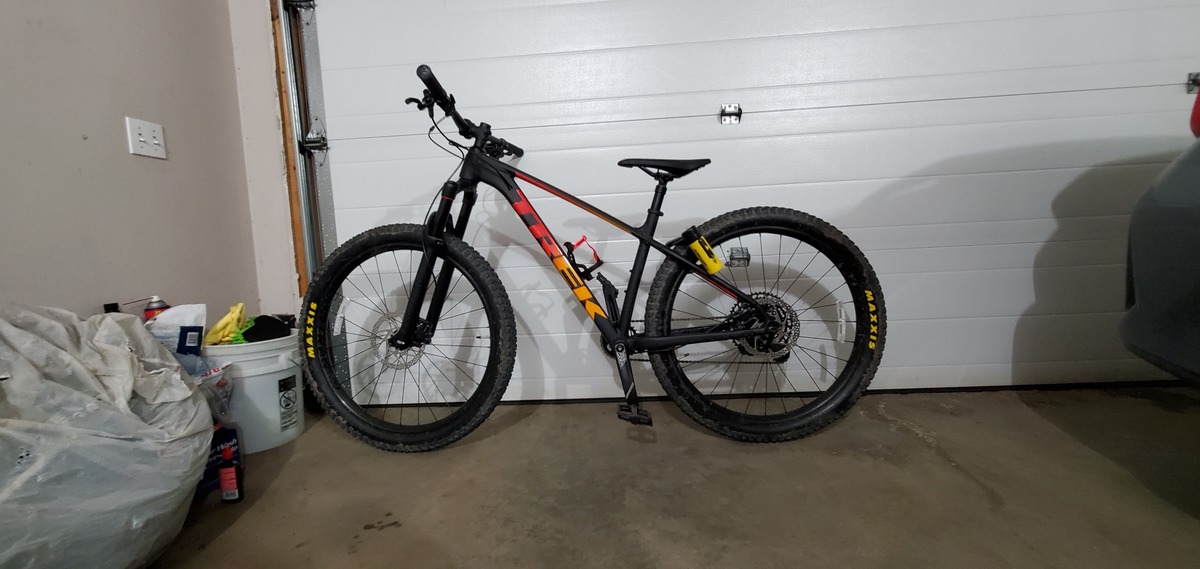 2020 Roscoe 8 Matte Black/Red Trek Roscoe 8 Bike - Medium