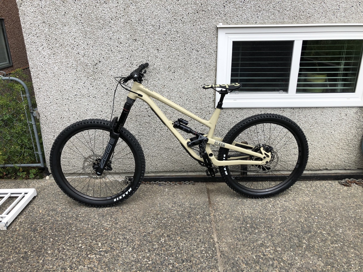 2021 Commencal Bikes clash