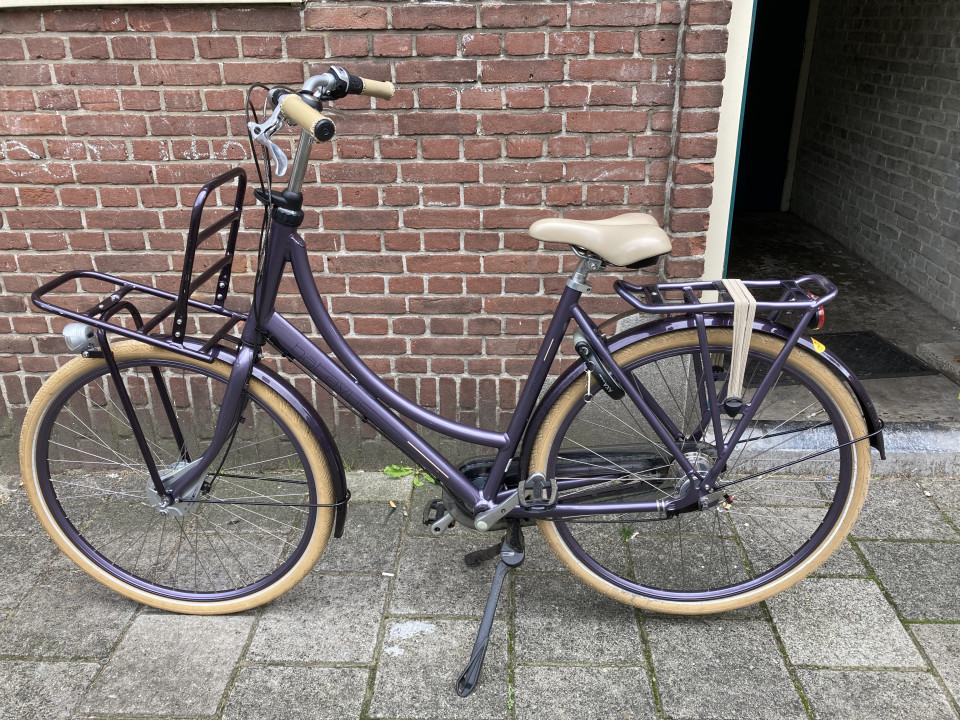 Batavus Paarse dames fiets met voordrager
