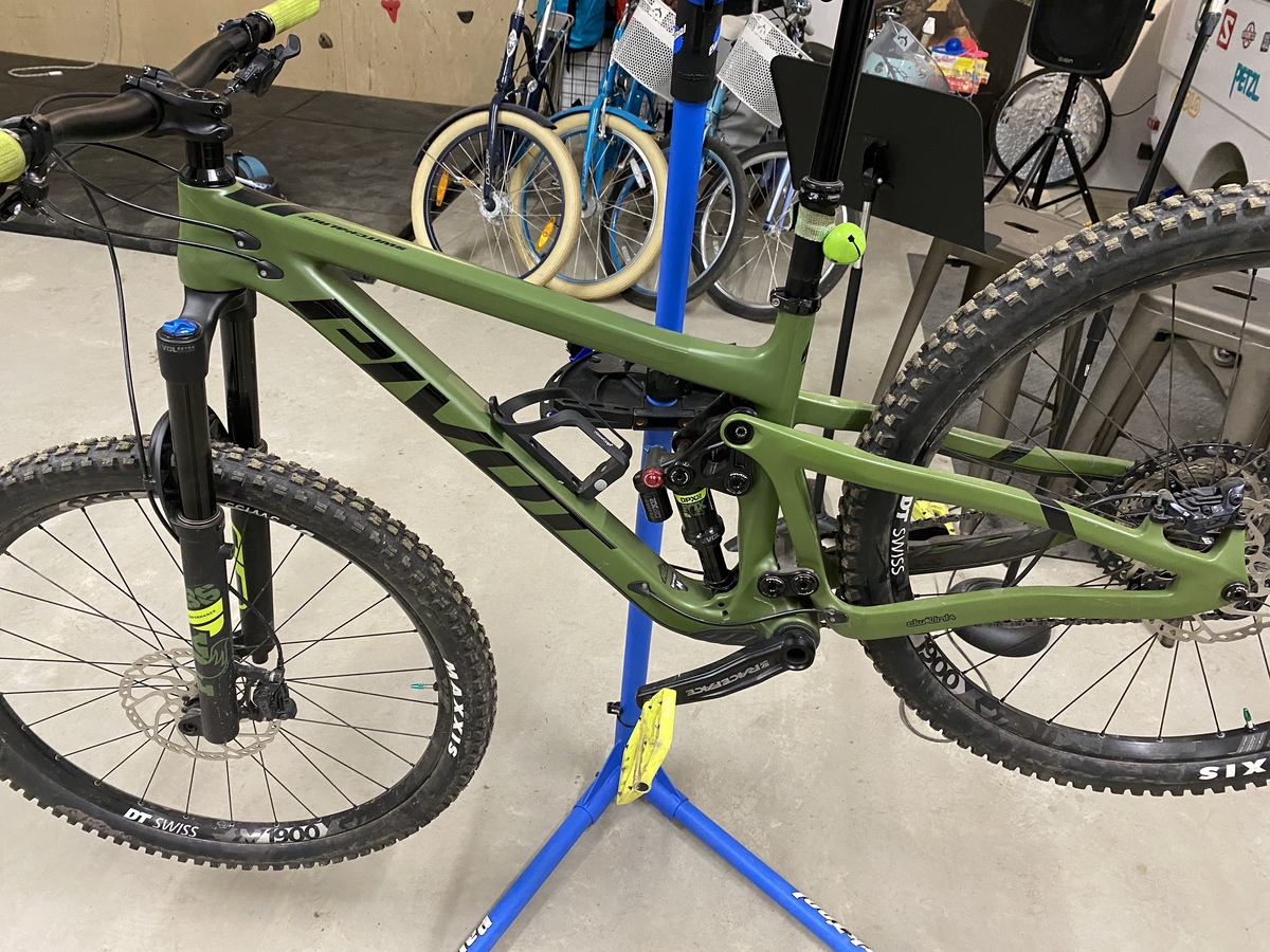 2020 Pivot Switchblade