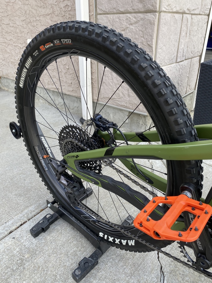 2020 Pivot Switchblade