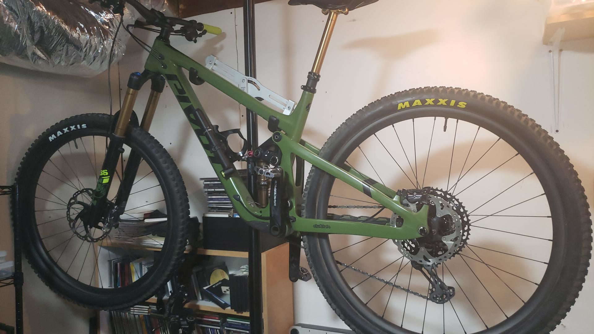 2021 Pivot Switchblade