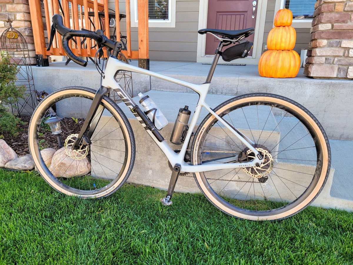 2021 Giant Revolt Advanced 1