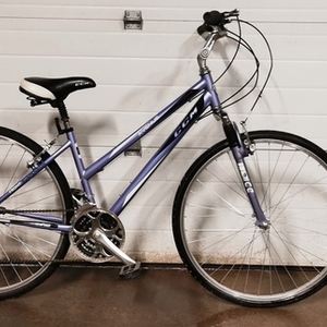 2020 CCM Avenue 700C Women's Hybrid