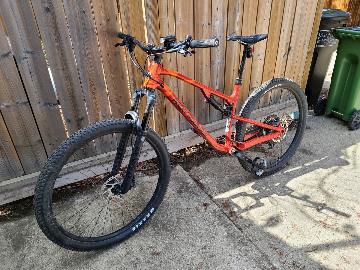 2022 Rocky Mountain Bicycles Element