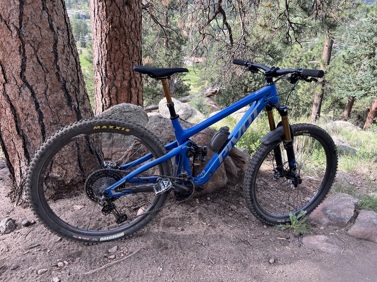 2022 Pivot Switchblade