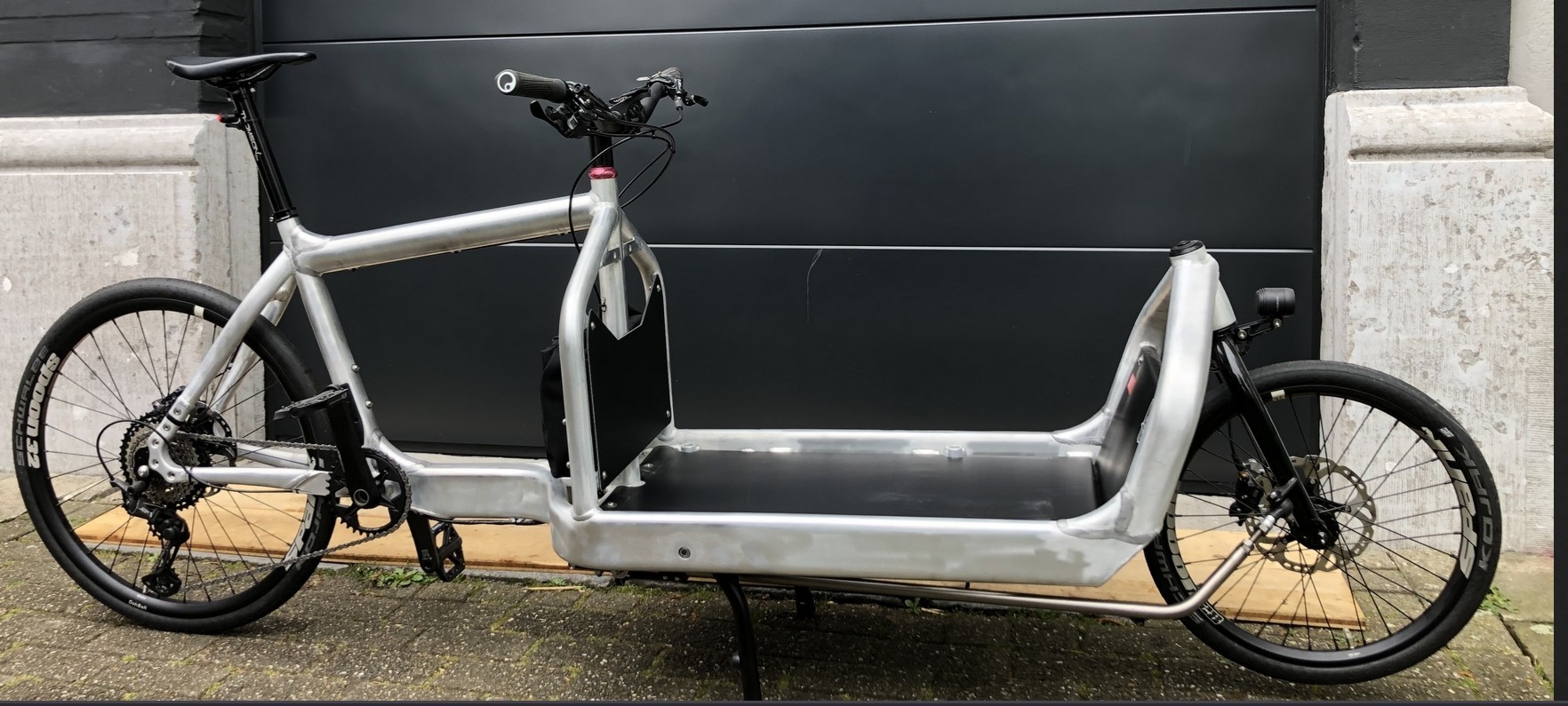 2016 Larry Vs Harry Bullitt cargo bike (front storage)