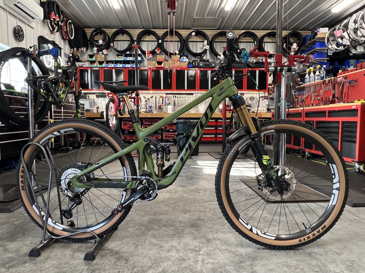 2022 Pivot Switchblade