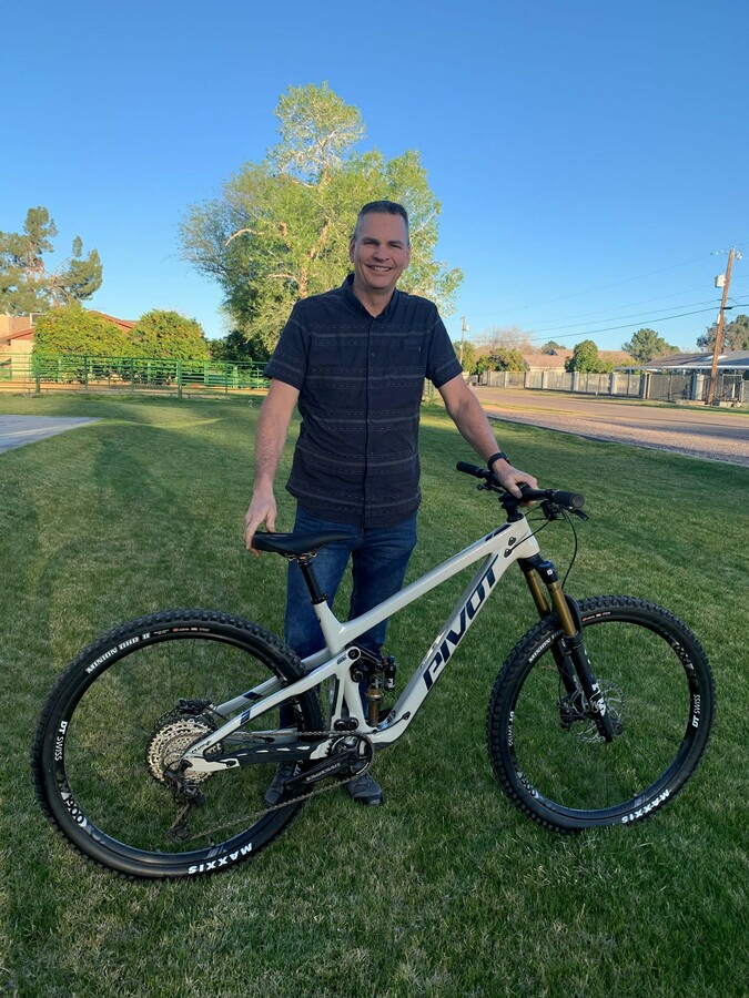 2023 Pivot Switchblade