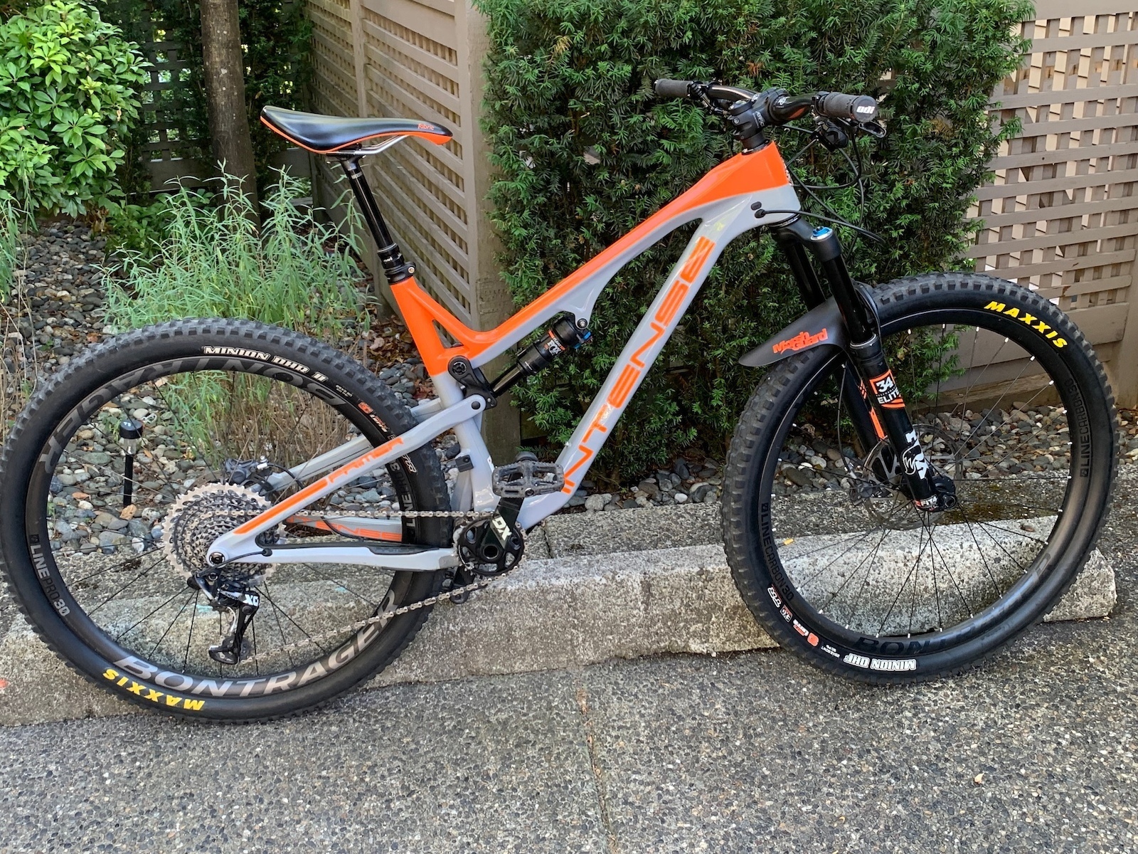 2017 Intense Primer Pro