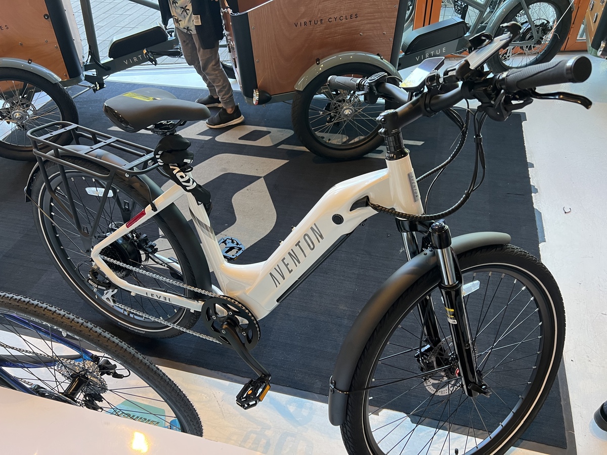 2022 Aventón Level 2 Step Through M/L Polar WHT