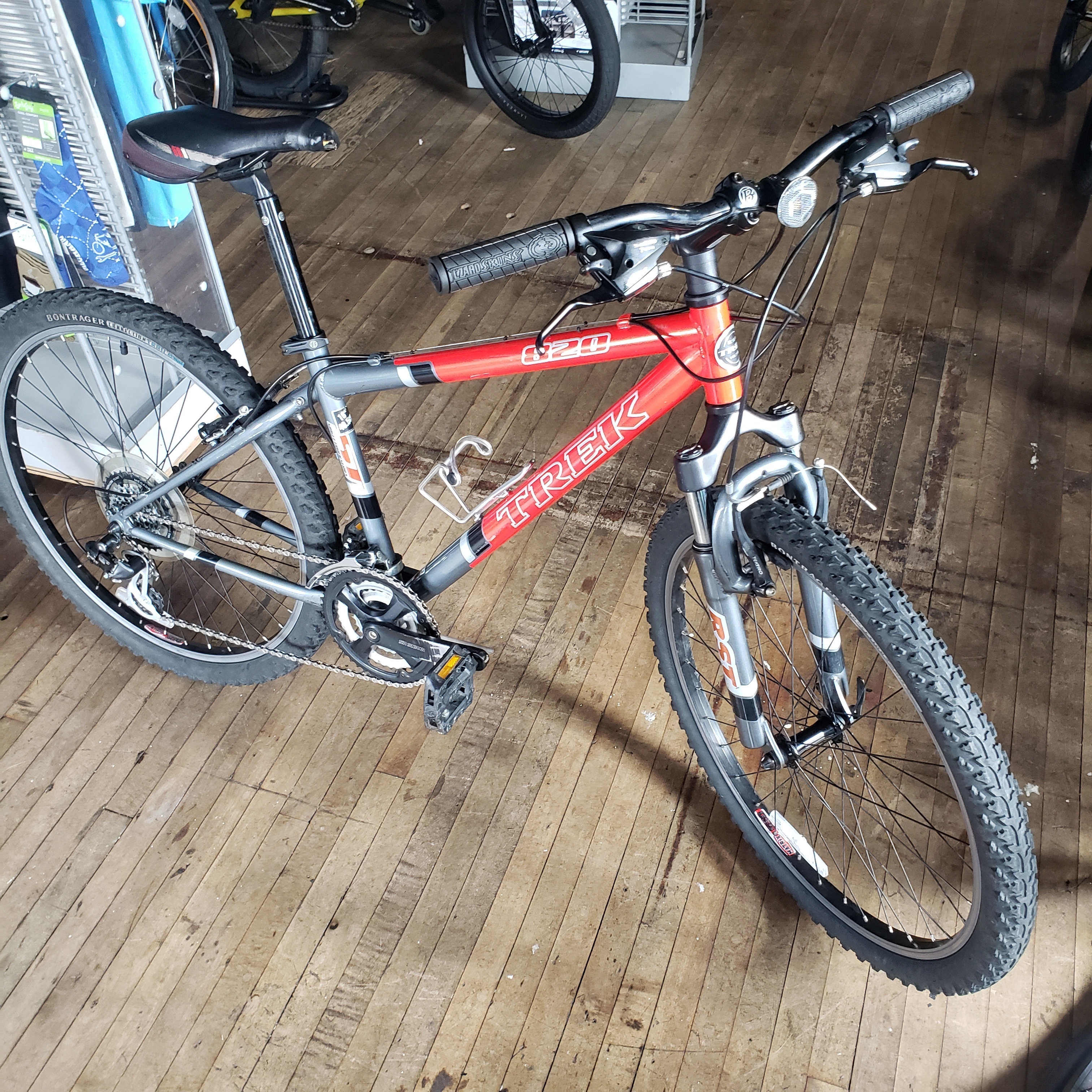 Trek ST820