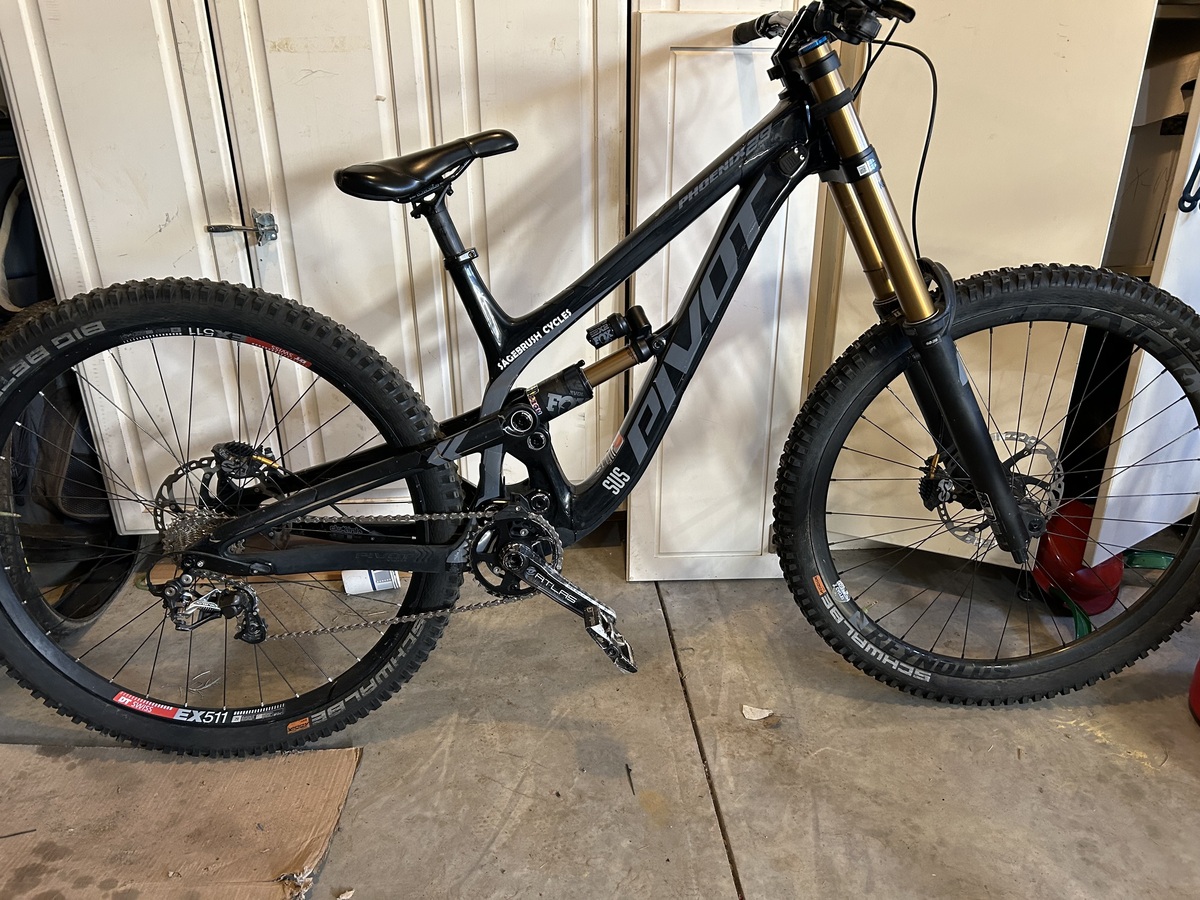 2023 Pivot Phoenix Pro Saint