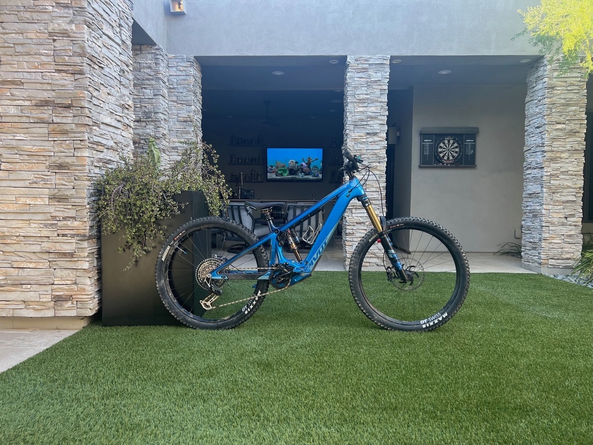 2023 Pivot Shuttle LT