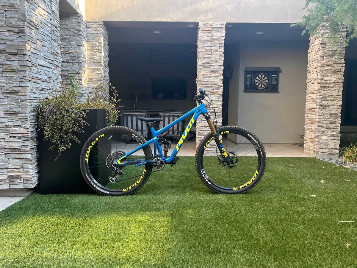 2023 Pivot Switchblade