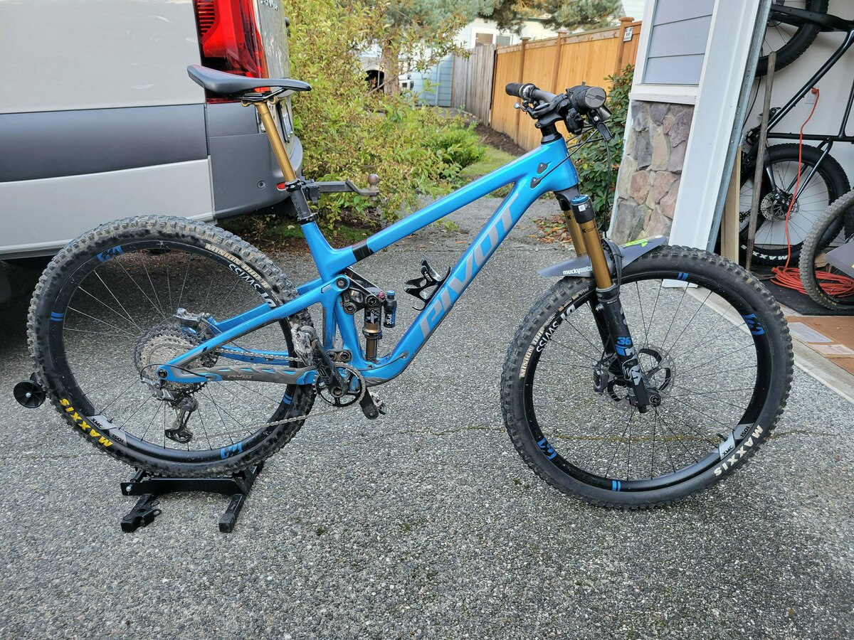 2022 Pivot Switchblade