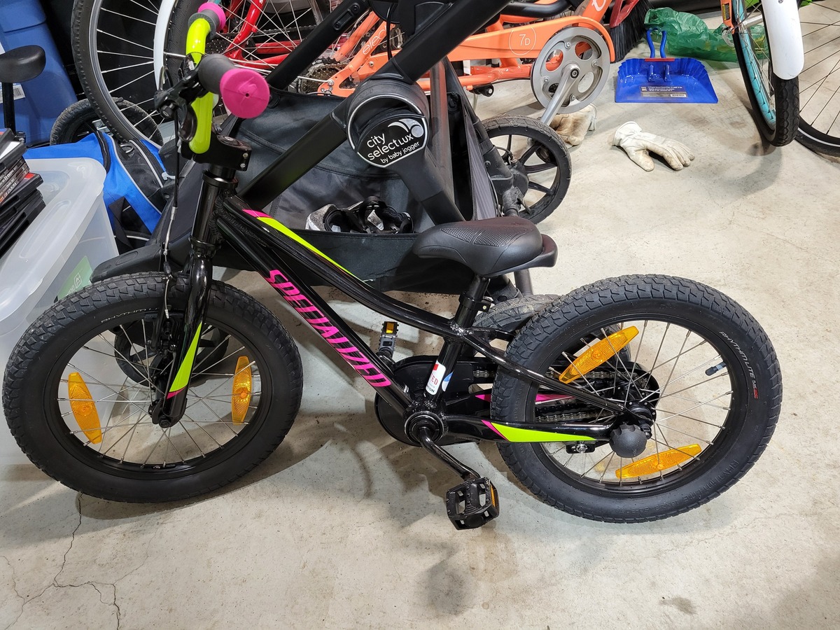 2023 Specialized Riprock Coaster 16 Kids Bike Gold Pea...