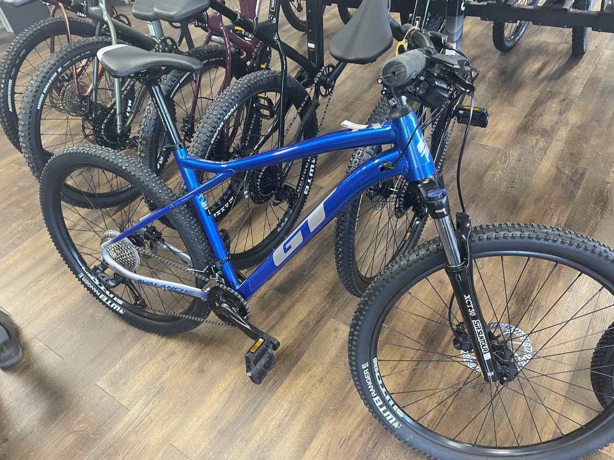 2027 GT Bicycles 5 Avalanche Sport LG
