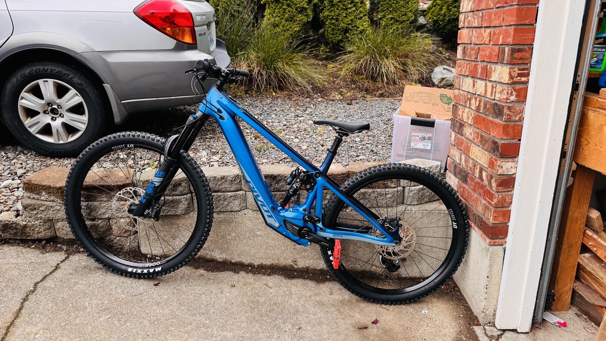 2024 Pivot Shuttle LT