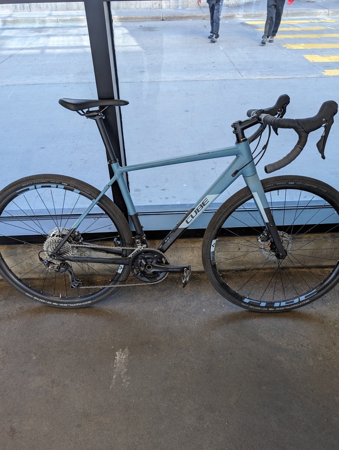 Stolen Cube Race integrated cable routing