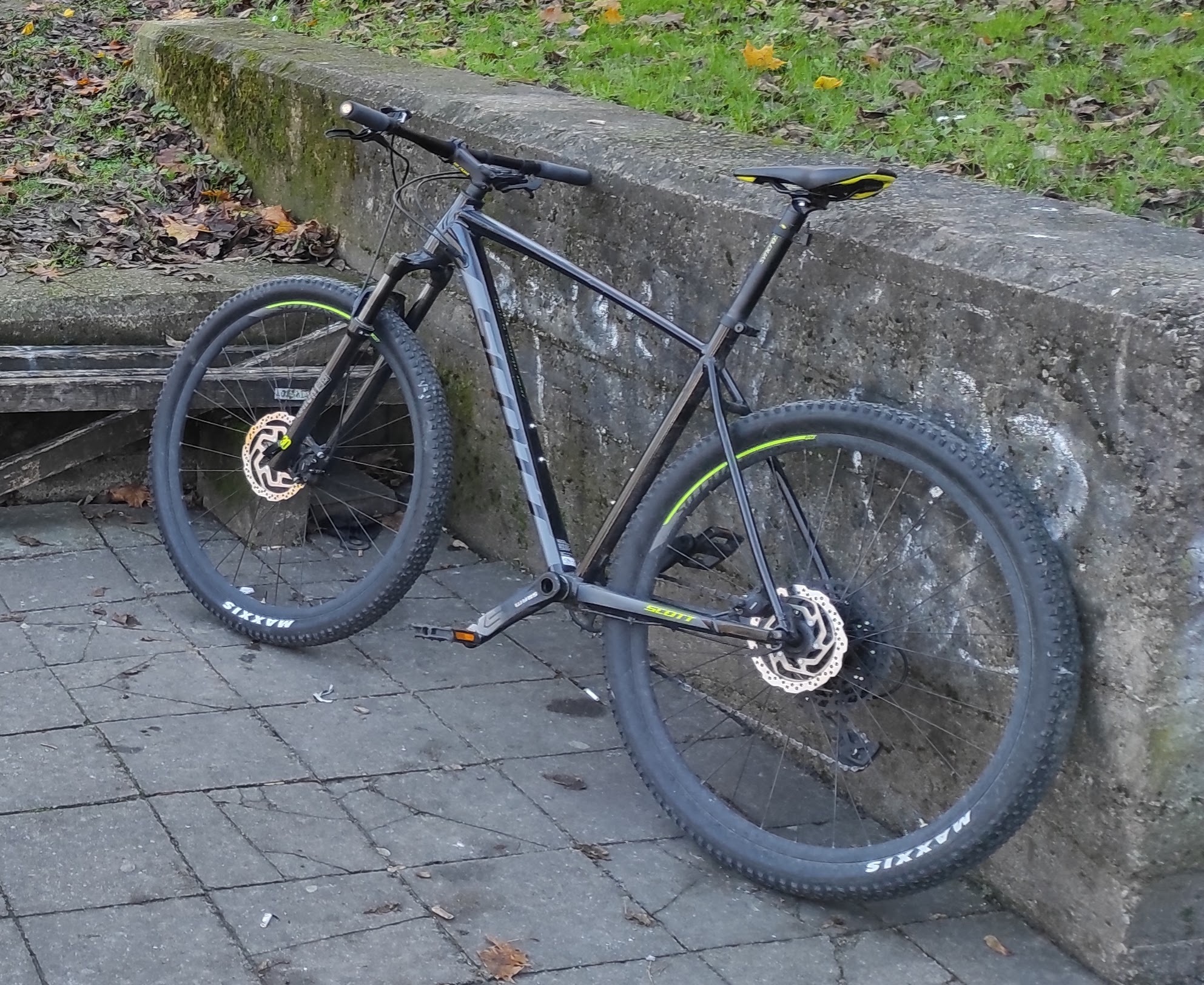 Stolen 2020 SCOTT Scale 970