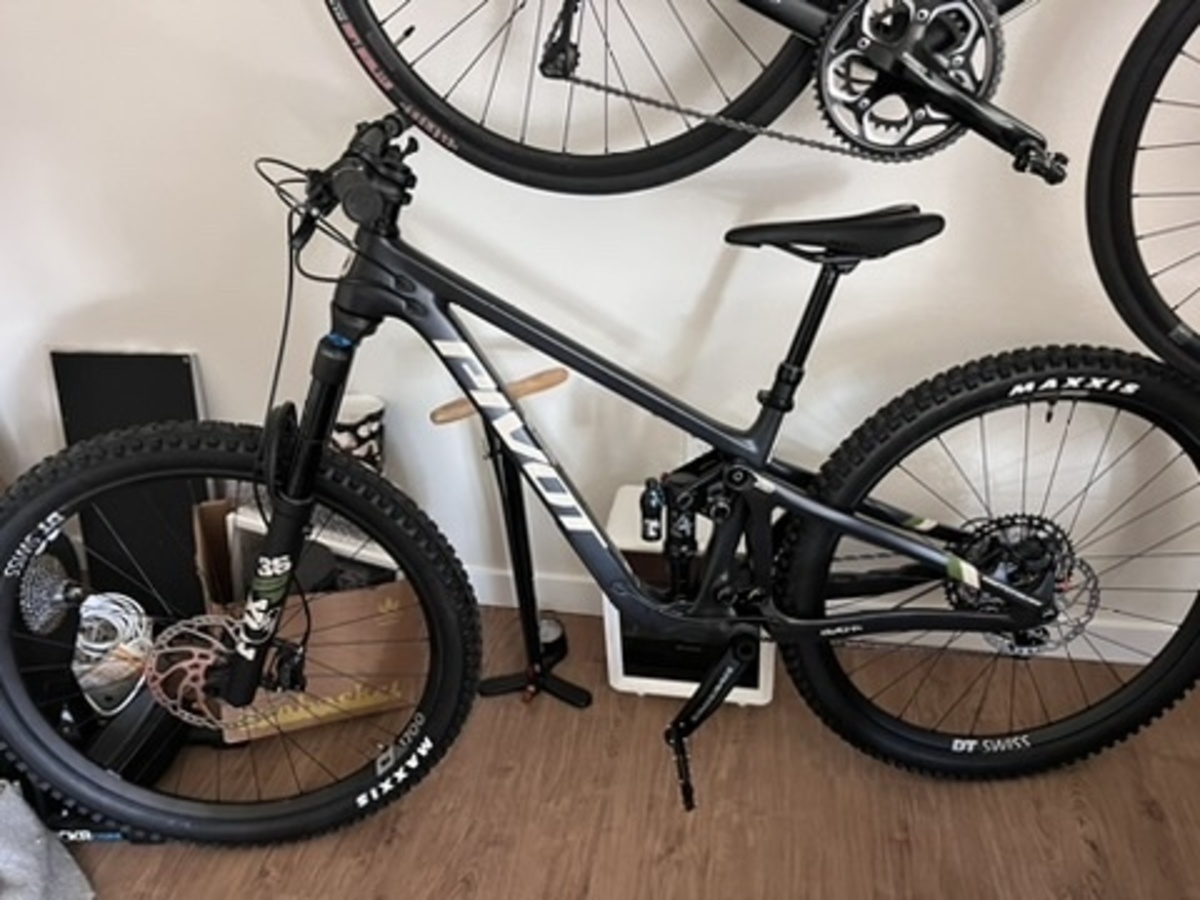 2024 Pivot Switchblade