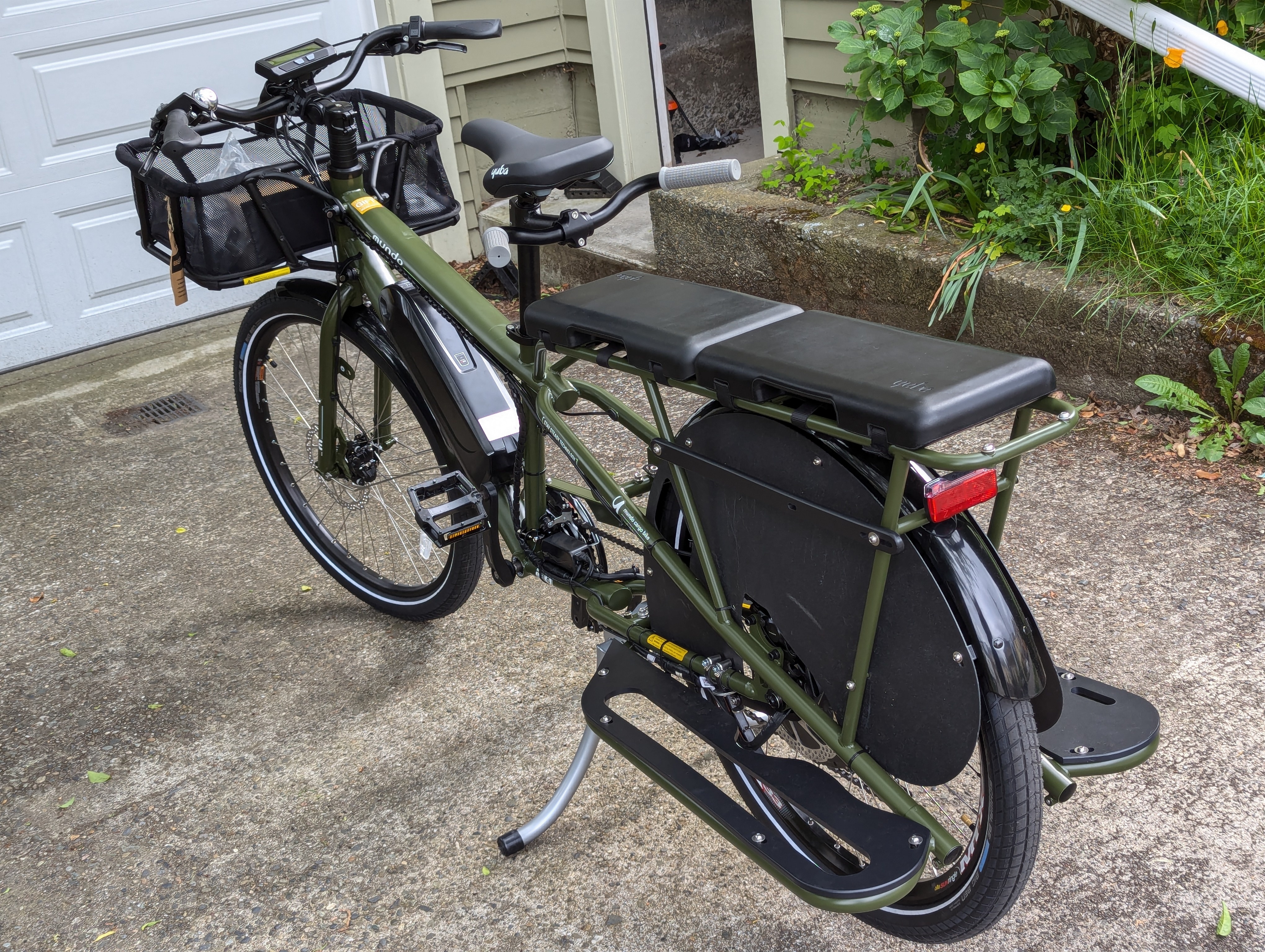 2022 Yuba Mundo Lux cargo bike rear