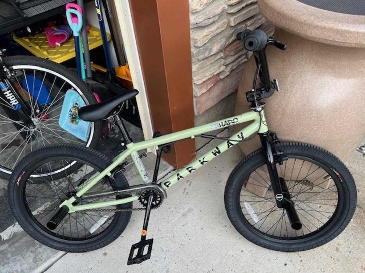 2024 Haro Parkway dlx 20"