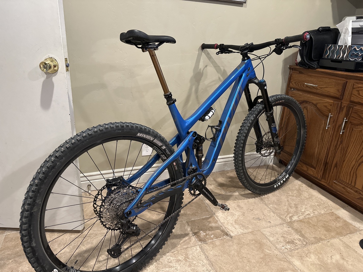 2023 Pivot Switchblade