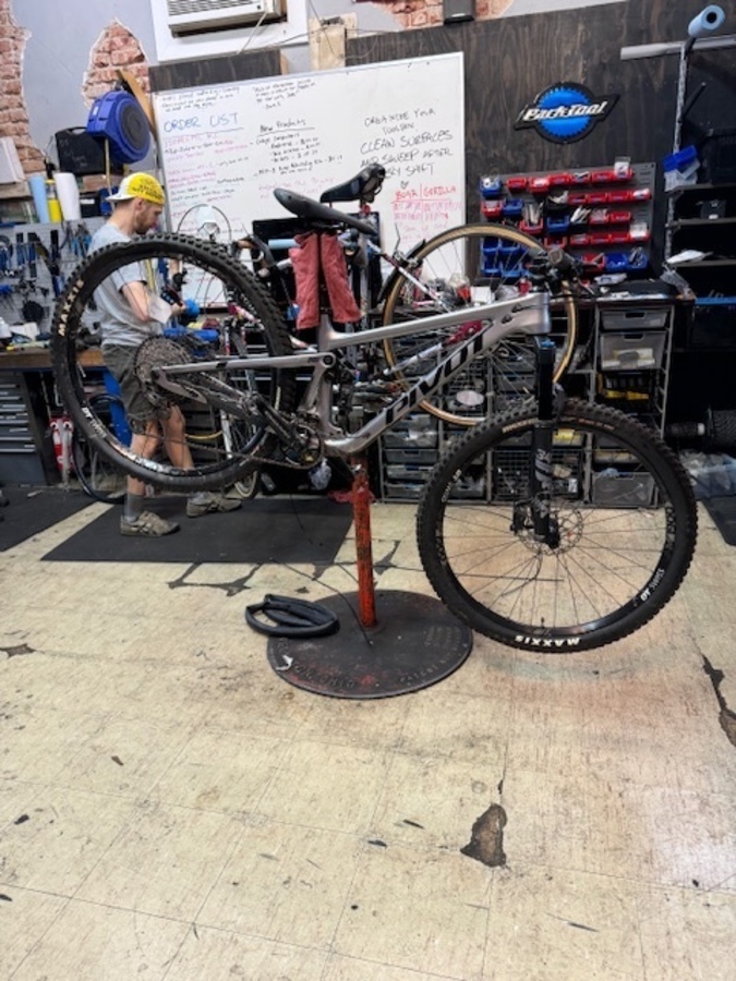 Stolen 2021 Pivot Trail 429 XT