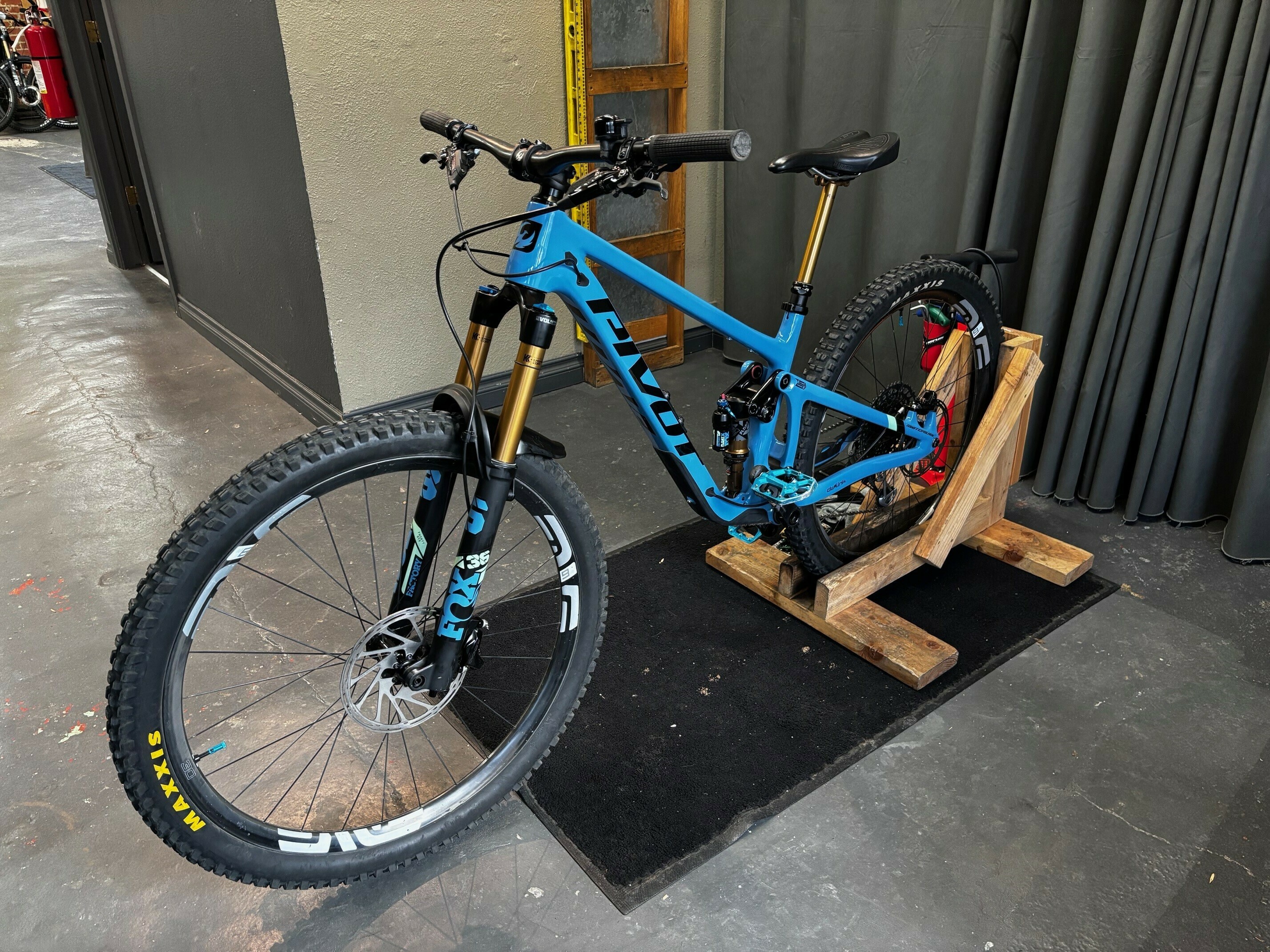 2025 Pivot Switchblade