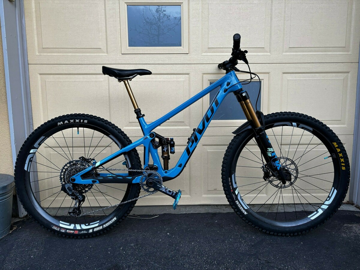 2025 Pivot Switchblade