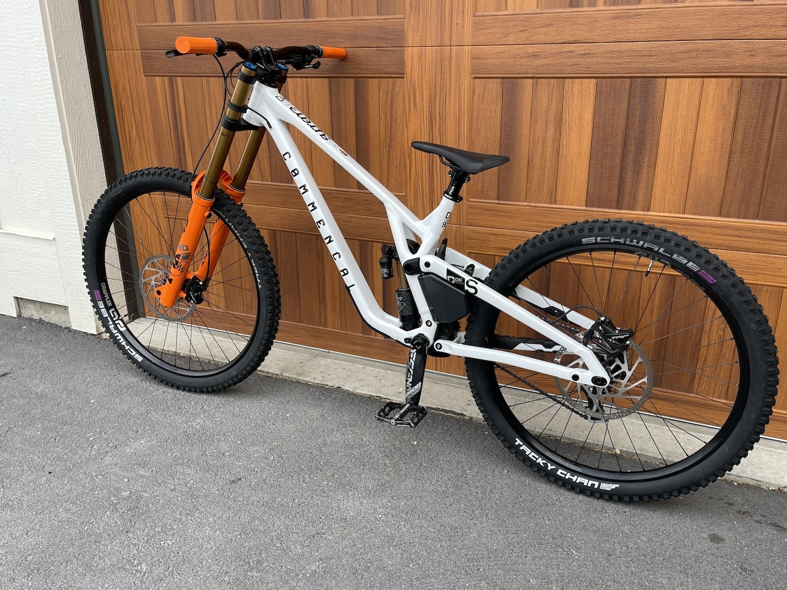 2023 Commencal Bikes Supreme DH V5 – Signature Air